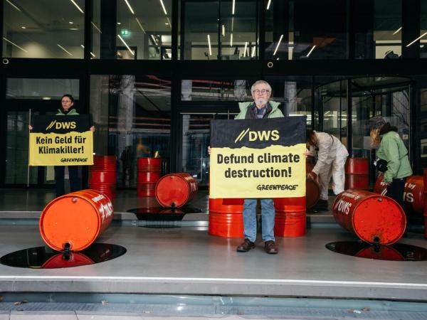 Deutsche-Bank-Tochter DWS: Greenwashing ist Betrug! | Greenpeace